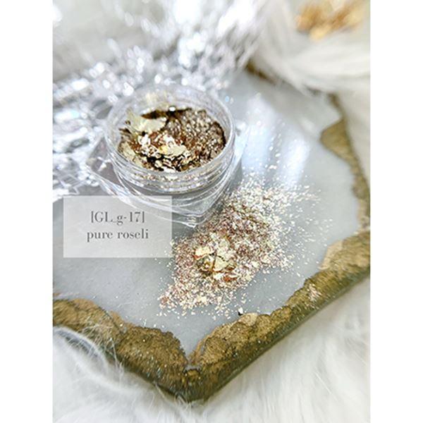 GL_g-17やわらかなベージュピンクのオーロラ粒子に、クラッシュゴールドフレークとラメをミックス。薄く埋め込める繊細な質感で、ひとつでふんわり優しい印象に仕上がります。