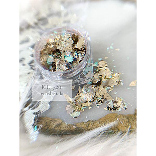 GL_g-20クラッシュされたゴールドホイルに、パリッとした大ぶりのオーロラフレークをミックス。これ一つで、キラッと存在感を放つフレークタイプです。薄作りなので埋め込みアートにも使いやすく、フォルムに響きにくいのもポイント。どんなカラーにも...