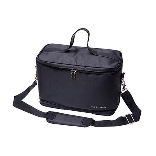 「使いやすさ」「収納力」に細部までこだわった多機能ネイルバッグ。肘までかけられる長さの持ち手、長さ調節可能なショルダーストラップ付きの2WAY仕様。500mlボトルがすっぽりと収まり、A5サイズが入るポケットに、蓋の裏にはツール用のスペース...