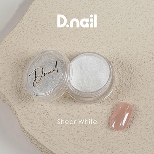 シアーホワイトシックな色合いで繊細な輝きを放つミラーパウダー。濃色のベースカラーに重ねることで、モードなネイルデザインに仕上がります。内容量:0.3g29.8×29.8mm