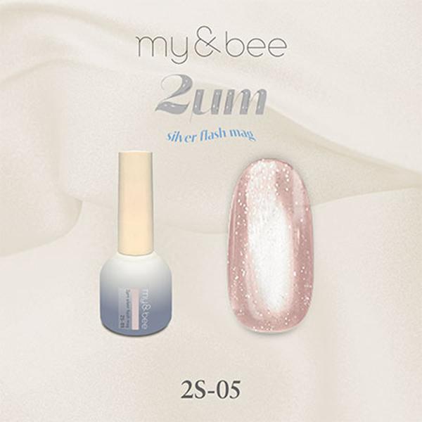 2S-05最小2μmの超微細シルバーマグの新素材と大粒のフラッシュをかわいくMIX今までにない立体感でうるつやな奥行き！シルバーベースに2μmシルバーマグ＋シルバーの大粒フラッシュラメをMIX【内容量】8mlソフトジェルタイプ UV約1分 ...