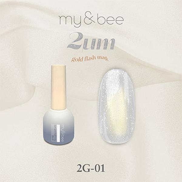 2G-01最小2μmの超微細ゴールドマグの新素材と大粒のフラッシュをかわいくMIX今までにない立体感でうるつやな奥行き！ホワイトグレーベースに2μmゴールドマグ＋シルバーの大粒フラッシュラメをMIX【内容量】8mlソフトジェルタイプ UV約...