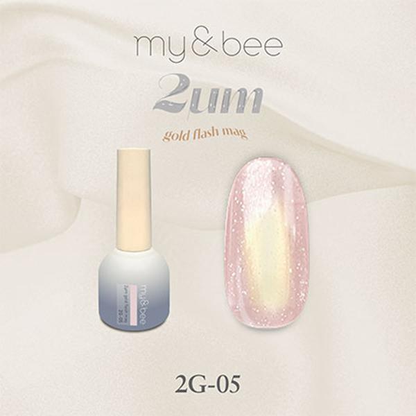2G-05最小2μmの超微細ゴールドマグの新素材と大粒のフラッシュをかわいくMIX今までにない立体感でうるつやな奥行き！ホワイトグレーベースに2μmゴールドマグ＋シルバーの大粒フラッシュラメをMIX【内容量】8mlソフトジェルタイプ UV約...