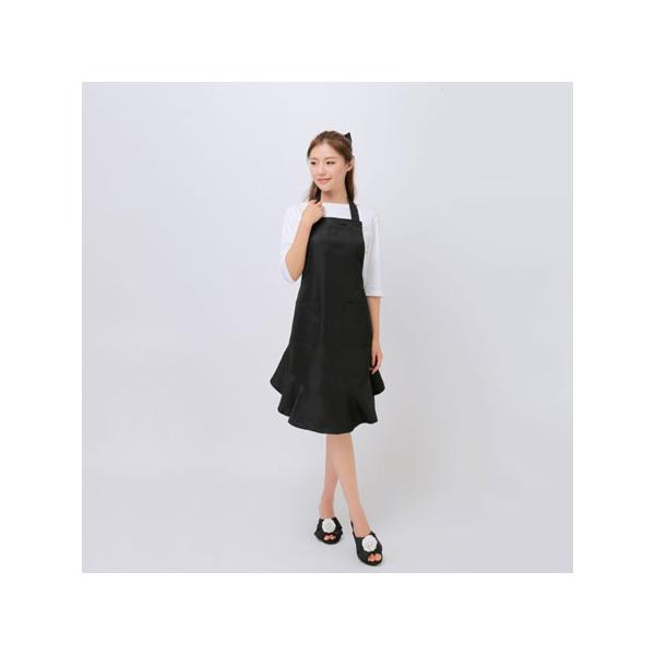 自然に広がるAラインとフリルがゴージャスな印象のエプロンです。肩ひもは胸元のマジックテープで止めるだけで簡単に着用できます。リボンも後ろで結ぶタイプなので作業の邪魔になりません。サイズ：身丈87cm×布幅85cm【素材】ポリエステル100％