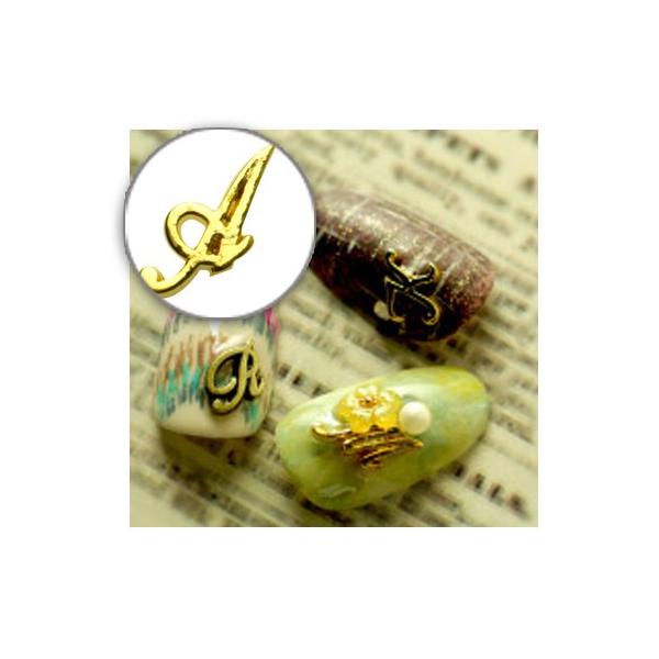 程よいサイズで様々なアートに取り入れやすいベーシックなイニシャルモチーフです。内容量：8Pサイズ：背面カーブあり 約6mm