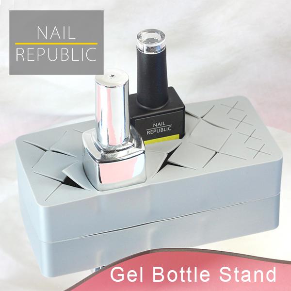 NAIL REPUBLIC ジェルボトルスタンド［グレー］倒れやすいジェルボトルの横転を防ぐジェルボトルスタンド。大小2種類のポケットがあり、ジェルブラシなどの細いアイテムも収納できてブラシスタンドとしてもご使用いただけます。シリコーン素材...
