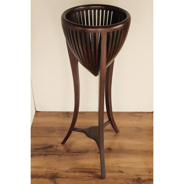 ●商品情報やわらかな曲線が魅力的なフラワースタンドです。チーク１００％無垢材で天然木素材の風合いは、見ているだけで癒やされます。お気に入りの鉢、グリーン、観葉植物を飾ってくださいね♪ポット底部は5号皿が最大適用サイズです。●素材チーク無垢●...