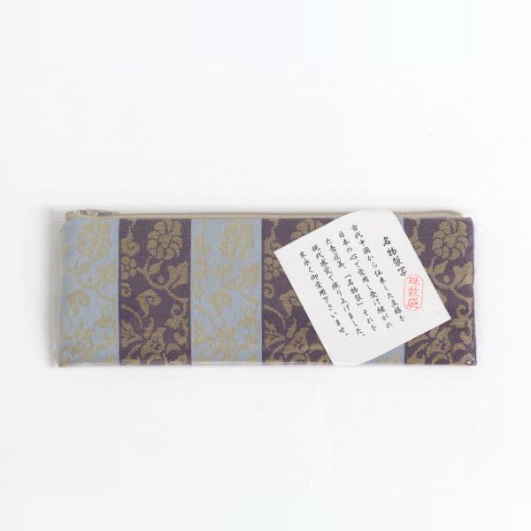 【発売日：2023年01月27日】こちらの商品は名物裂を使っております。名物裂とは古代中国から伝来した文様を日本の心で愛用し、受け継がれた最高の織物です。開閉がファスナー式ですので取扱いが、とっても簡単で便利になっております。またマチ無しな...