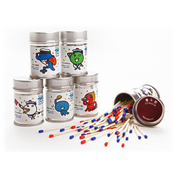 ワケトンなどのキャラクターを手掛けた山崎秀昭さんがプロデュースする、神戸港開港記念応援キャラクターを貼りつけたオリジナル缶マッチです。スチール缶で擦る部分が内側にあり、湿気にくくカバンの中に入れていてもつぶれにくいのも特徴。また市販マッチ棒...