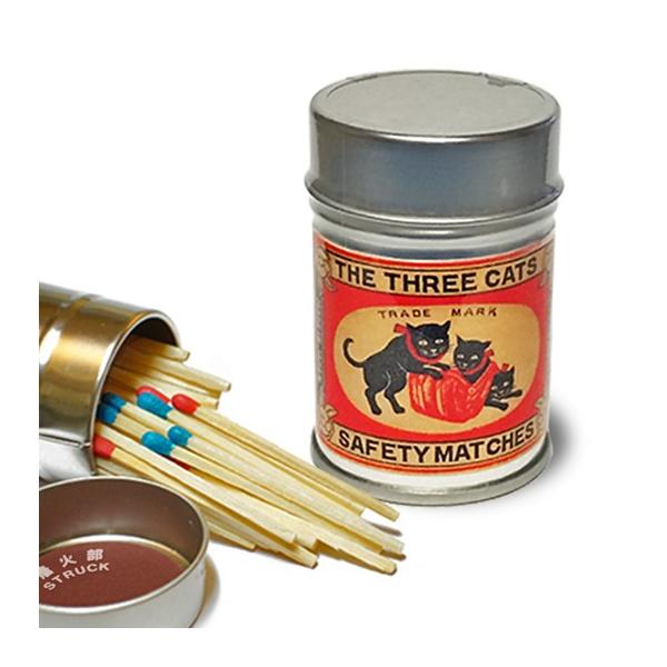 レトロラベル缶マッチ・猫シリーズは、防湿効果と安全性を保持できるよう缶ふたの内側にマッチを擦って火をつける側薬を張り、マッチの軸向きは火のつく頭が下になります。