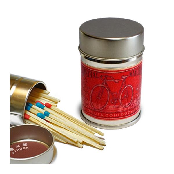 レトロラベル缶マッチ・自転車シリーズは、防湿効果と安全性を保持できるよう缶ふたの内側にマッチを擦って火をつける側薬を張り、マッチの軸向きは火のつく頭が下になります。