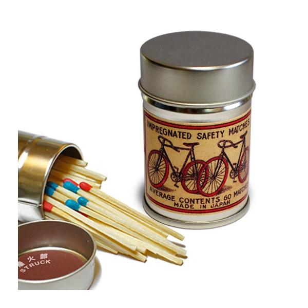 レトロラベル缶マッチ・自転車シリーズは、防湿効果と安全性を保持できるよう缶ふたの内側にマッチを擦って火をつける側薬を張り、マッチの軸向きは火のつく頭が下になります。