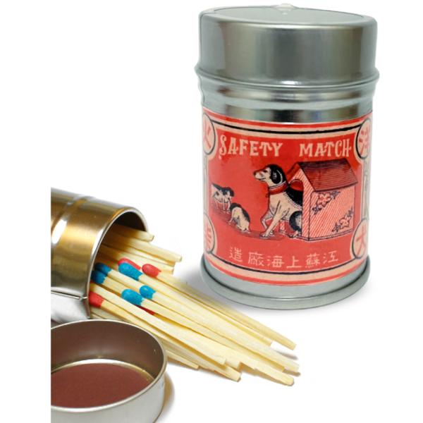 レトロラベル缶マッチ・犬シリーズは、防湿効果と安全性を保持できるよう缶ふたの内側にマッチを擦って火をつける側薬を張り、マッチの軸向きは火のつく頭が下になります。