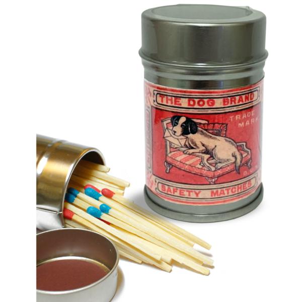 レトロラベル缶マッチ・犬シリーズは、防湿効果と安全性を保持できるよう缶ふたの内側にマッチを擦って火をつける側薬を張り、マッチの軸向きは火のつく頭が下になります。