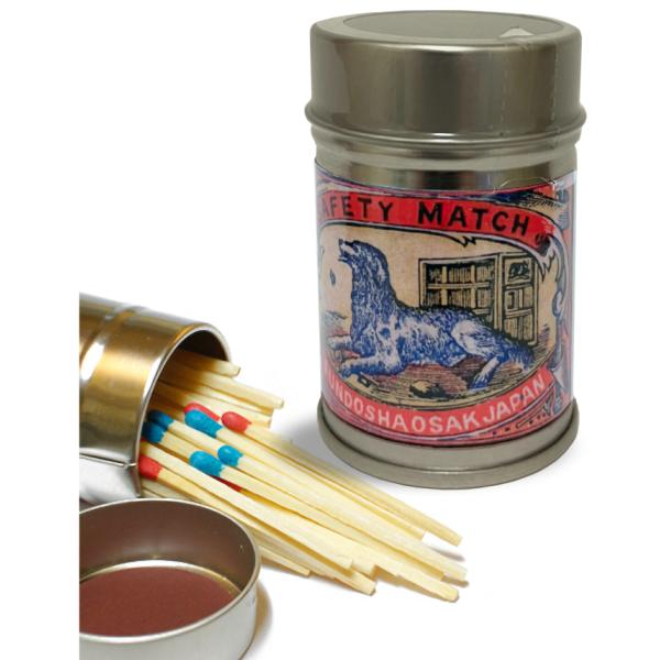 レトロラベル缶マッチ・犬シリーズは、防湿効果と安全性を保持できるよう缶ふたの内側にマッチを擦って火をつける側薬を張り、マッチの軸向きは火のつく頭が下になります。