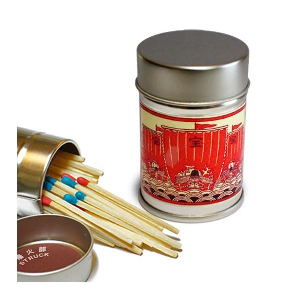 レトロラベル缶マッチ・船シリーズは、防湿効果と安全性を保持できるよう缶ふたの内側にマッチを擦って火をつける側薬を張り、マッチの軸向きは火のつく頭が下になります。