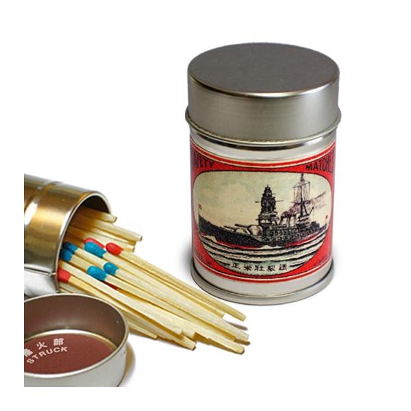 レトロラベル缶マッチ・船シリーズは、防湿効果と安全性を保持できるよう缶ふたの内側にマッチを擦って火をつける側薬を張り、マッチの軸向きは火のつく頭が下になります。