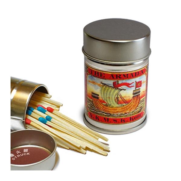 レトロラベル缶マッチ・船シリーズは、防湿効果と安全性を保持できるよう缶ふたの内側にマッチを擦って火をつける側薬を張り、マッチの軸向きは火のつく頭が下になります。