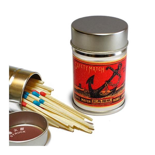 レトロラベル缶マッチ・船シリーズは、防湿効果と安全性を保持できるよう缶ふたの内側にマッチを擦って火をつける側薬を張り、マッチの軸向きは火のつく頭が下になります。