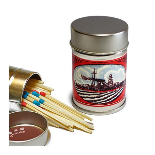 レトロラベル缶マッチ・船シリーズは、防湿効果と安全性を保持できるよう缶ふたの内側にマッチを擦って火をつける側薬を張り、マッチの軸向きは火のつく頭が下になります。