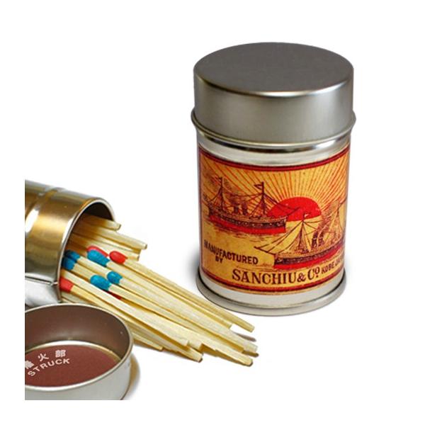 レトロラベル缶マッチ・船シリーズは、防湿効果と安全性を保持できるよう缶ふたの内側にマッチを擦って火をつける側薬を張り、マッチの軸向きは火のつく頭が下になります。