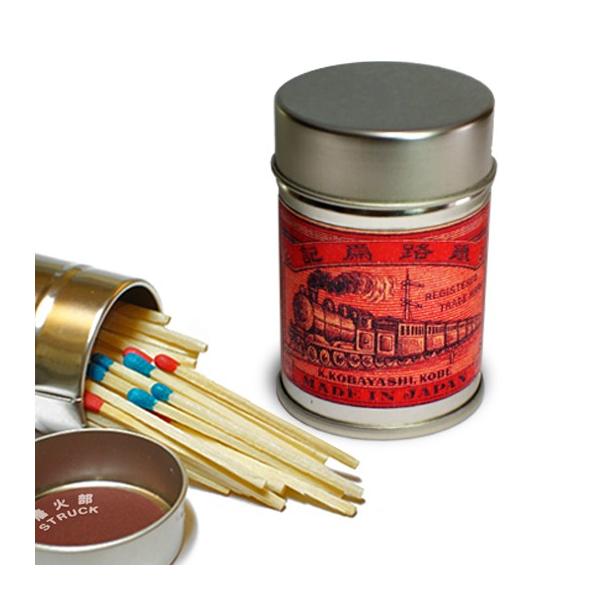 レトロラベル缶マッチ・鉄道シリーズは、防湿効果と安全性を保持できるよう缶ふたの内側にマッチを擦って火をつける側薬を張り、マッチの軸向きは火のつく頭が下になります。