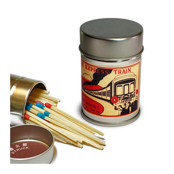 レトロラベル缶マッチ・鉄道シリーズは、防湿効果と安全性を保持できるよう缶ふたの内側にマッチを擦って火をつける側薬を張り、マッチの軸向きは火のつく頭が下になります。