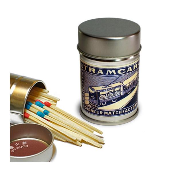レトロラベル缶マッチ・鉄道シリーズは、防湿効果と安全性を保持できるよう缶ふたの内側にマッチを擦って火をつける側薬を張り、マッチの軸向きは火のつく頭が下になります。