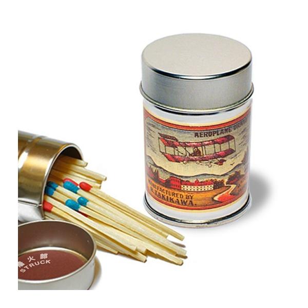 レトロラベル缶マッチ・飛行機シリーズは、防湿効果と安全性を保持できるよう缶ふたの内側にマッチを擦って火をつける側薬を張り、マッチの軸向きは火のつく頭が下になります。