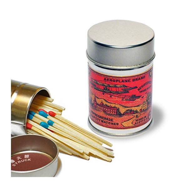 レトロラベル缶マッチ・飛行機シリーズは、防湿効果と安全性を保持できるよう缶ふたの内側にマッチを擦って火をつける側薬を張り、マッチの軸向きは火のつく頭が下になります。