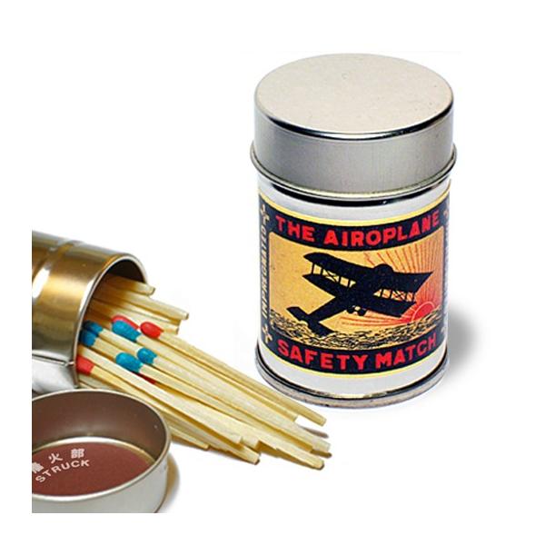 レトロラベル缶マッチ・飛行機シリーズは、防湿効果と安全性を保持できるよう缶ふたの内側にマッチを擦って火をつける側薬を張り、マッチの軸向きは火のつく頭が下になります。
