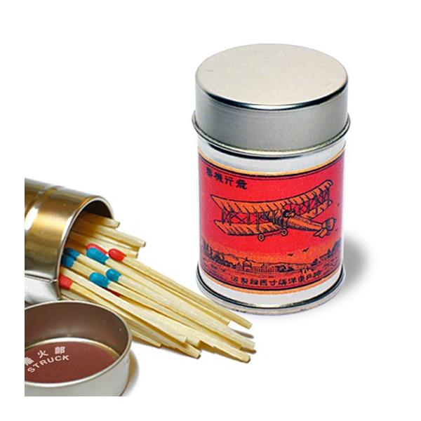 レトロラベル缶マッチ・飛行機シリーズは、防湿効果と安全性を保持できるよう缶ふたの内側にマッチを擦って火をつける側薬を張り、マッチの軸向きは火のつく頭が下になります。