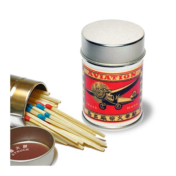 レトロラベル缶マッチ・飛行機シリーズは、防湿効果と安全性を保持できるよう缶ふたの内側にマッチを擦って火をつける側薬を張り、マッチの軸向きは火のつく頭が下になります。