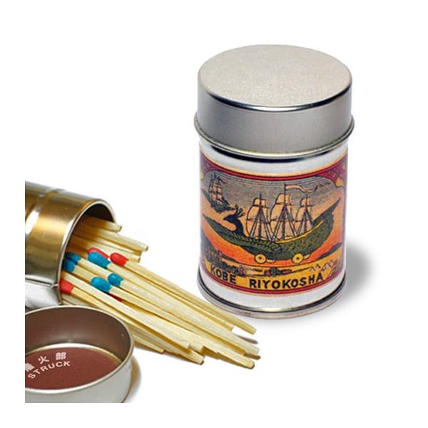 レトロラベル缶マッチ・飛行機シリーズは、防湿効果と安全性を保持できるよう缶ふたの内側にマッチを擦って火をつける側薬を張り、マッチの軸向きは火のつく頭が下になります。