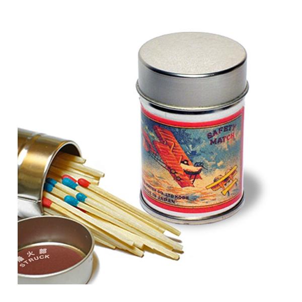 レトロラベル缶マッチ・飛行機シリーズは、防湿効果と安全性を保持できるよう缶ふたの内側にマッチを擦って火をつける側薬を張り、マッチの軸向きは火のつく頭が下になります。