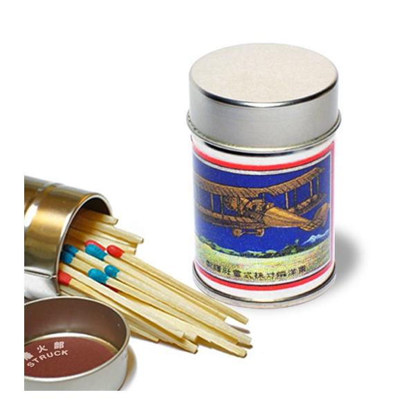 レトロラベル缶マッチ・飛行機シリーズは、防湿効果と安全性を保持できるよう缶ふたの内側にマッチを擦って火をつける側薬を張り、マッチの軸向きは火のつく頭が下になります。