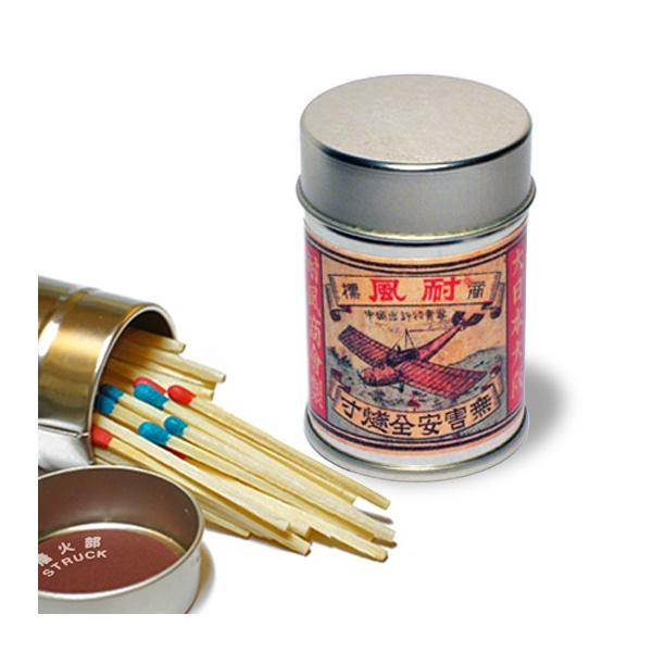 レトロラベル缶マッチ・飛行機シリーズは、防湿効果と安全性を保持できるよう缶ふたの内側にマッチを擦って火をつける側薬を張り、マッチの軸向きは火のつく頭が下になります。