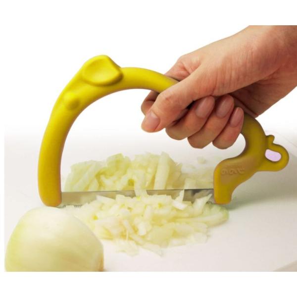 完熟トマトをつぶさずにカットできます！簡単！軽々！潰さず切れる！その秘密は独自のクシ刃。かわいく見えて実力派です。切り方は垂直に押し下げるだけ！下に押すだけで包丁できるような作用があります。刃の厚みは包丁の約半分だから細胞をできる限り潰さず...