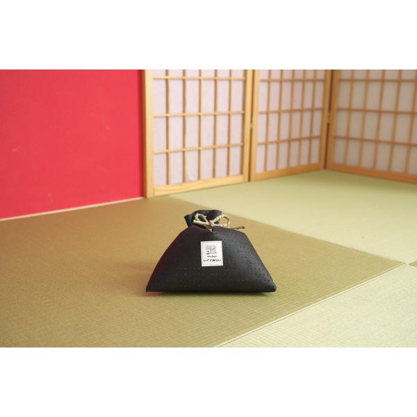 生活臭にお困りの方も多いと思いますが、消臭剤の香りが強すぎて困った経験はございませんか？そんなあなたにぴったりの脱臭グッズをご用意いたしました。天然素材「いぐさ」の持つ脱臭・抗菌調湿効果に着目し、炭とのダブル吸着効果で気になる場所を穏やかに...