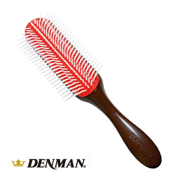 髪の毛を伸ばすための耐熱性に優れたブローブラシ。適度に広がった9列のナイロンピンが髪の毛をとらえ、快適なテンションをもたらします。