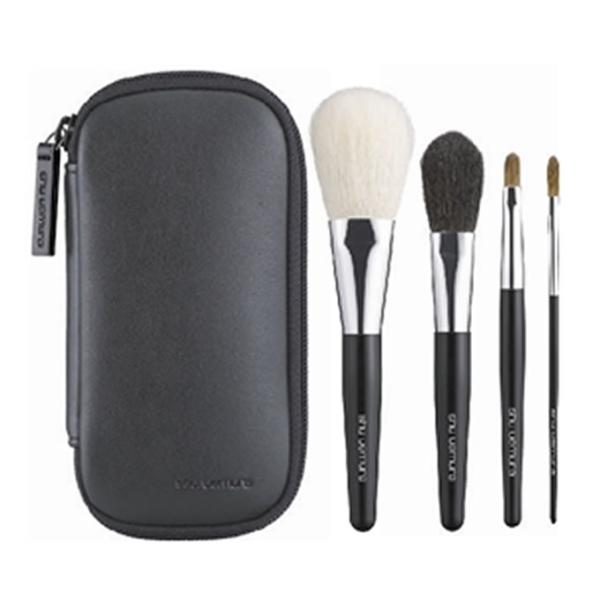 メイクアップの仕上げに必要なベーシックな４本が揃えられた、携帯に便利なサイズのブラシセット。▼セット内容【1】フェイスブラシ【2】チークブラシ【3】アイシャドーブラシ【4】リップ/アイラインブラシ【5】ブラシケース（ナイロン＆ポリウレタン素...