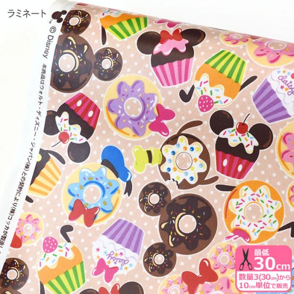 ミッキー＆フレンズより ミッキーたちのドーナツやカップケーキなど、ポップで可愛らしいモチーフがいっぱいのスイーツ柄キルト生地です。コットン100%のオックス生地にラミネート加工を施しました。表面のコーティングにより水や汚れをはじきやすく、サ...