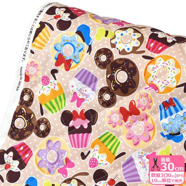 ミッキー＆フレンズより ミッキーたちのドーナツやカップケーキなど、ポップで可愛らしいモチーフがいっぱいのスイーツ柄キルト生地です。コットン100%のオックス生地をキルティング加工しました。真ん中にわたを挟み、約3.5cmマスのステッチでおさ...