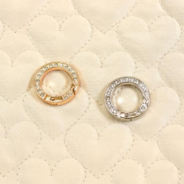 コンパクトなサイズ感が愛らしい、両面にラインストーンが付いたミニラウンドカラビナです。上品で高級感のある、大人かわいい一品です。規格：サイズ：外径 約24.9mm / 内径 約16.5mm／厚み：約4mm 材質：ガラス、真鍮、鉄、メッキ【ラ...