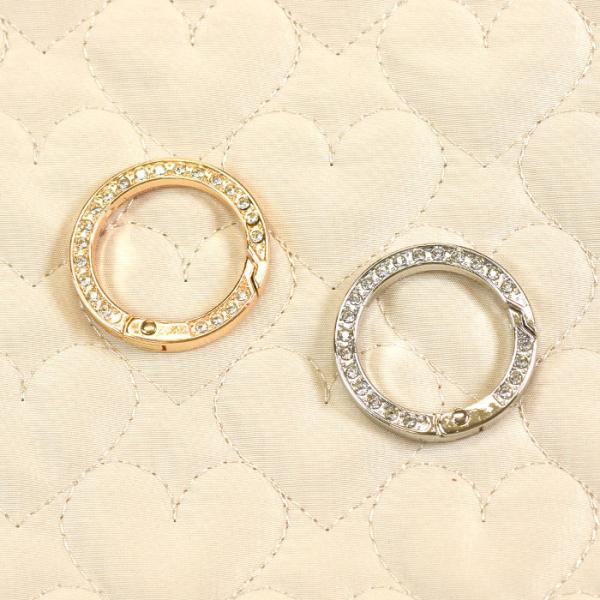 上品な輝きを放つラインストーンが両面に施された、シンプルで存在感のあるラウンド型カラビナです。キーリングとしての実用性はもちろん、バッグチャームとしても映えるアイテムです。規格：サイズ：外径 約33.5mm / 内径 約24.9mm／厚み：...