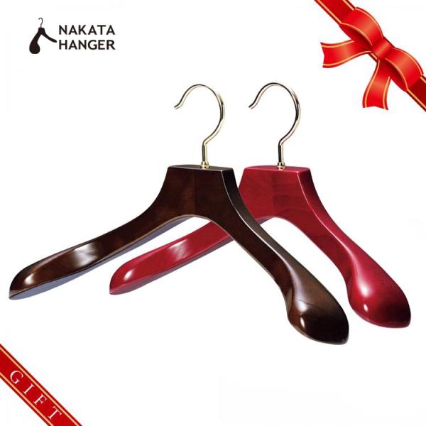 大切なお二人への贈り物に男性用と女性用ハンガーをペアにしました。贈り物にふさわしい高級感のある艷やかなチョコレートとワインレッドカラー。人間工学に基づいて細部までこだわった美しいフォルムが特徴。洋服の掛け心地、フィット感は抜群です。長年の知...