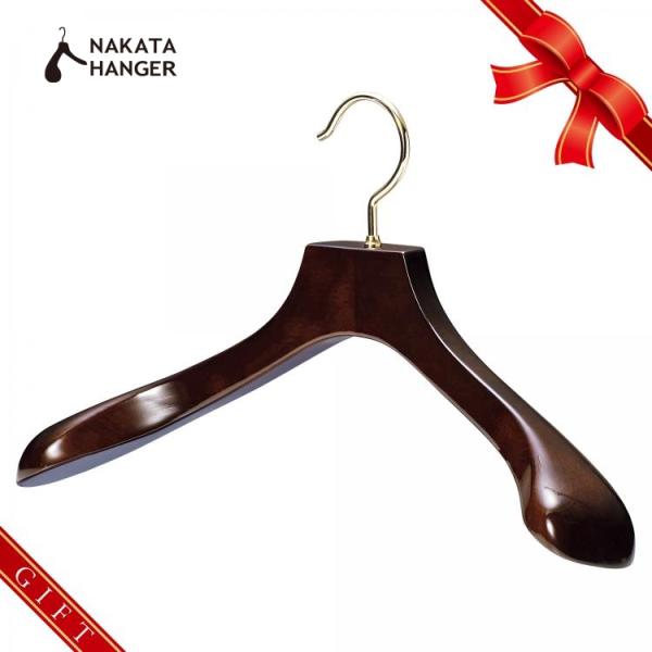 艶やかなチョコレートカラーと輝くゴールドのパーツが華やかな一本。実用性も高く贈り物に最適。贈り物にふさわしい高級感を与える艶のあるチョコレートカラー人間工学に基づいき細部までこだわった美しいフォルムが特徴。洋服の掛け心地、フィット感は抜群で...