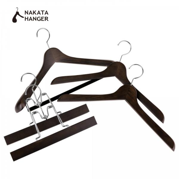 【ご注文について】SETシリーズは、直営WEBサイト青山ショールームのみ取り扱っております。【形状】サイズ（ジャケット）:幅430mm 厚55mmサイズ（シャツ）:幅420mm 厚20mmサイズ（ズボン吊り）:幅300mm 厚25mm木材:...