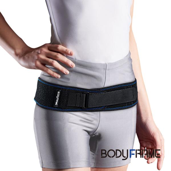 腹部側のテンションストラップは、ロールオーバー式なので軽く引っ張るだけで加圧締付け調整が可能。ストラップを閉めると、左右の伸縮しないベルト部分が骨盤をはさみ込むことで、より圧迫の強い調整を実現。通気性・クッション性・耐久性に優れたダブルラッ...