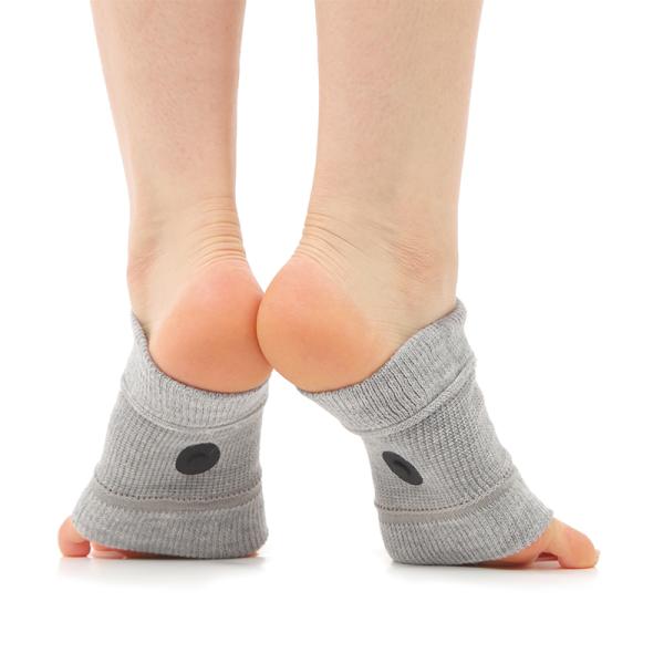 遠赤外線素材と強力な永久磁石で足裏をじんわりポカポカ血行促進。下半身の冷えや血行不良が原因のこむら返りや足のツリを防ぎ、朝までぐっすり眠れます。